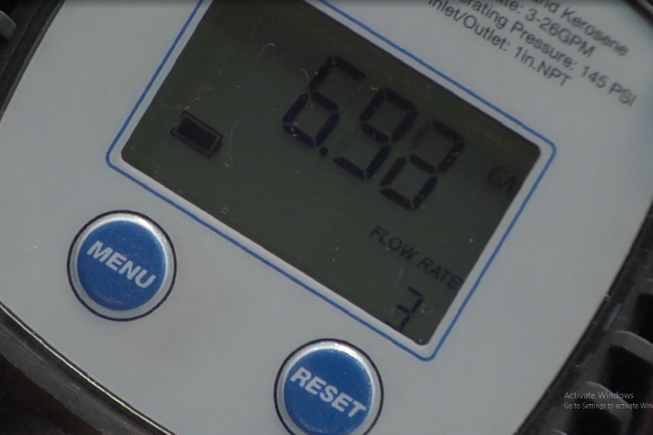 Roughneck 12V Diesel Fuel Transfer Pump, 20 GPM, Manual Nozzle, Hose | Northern Tool